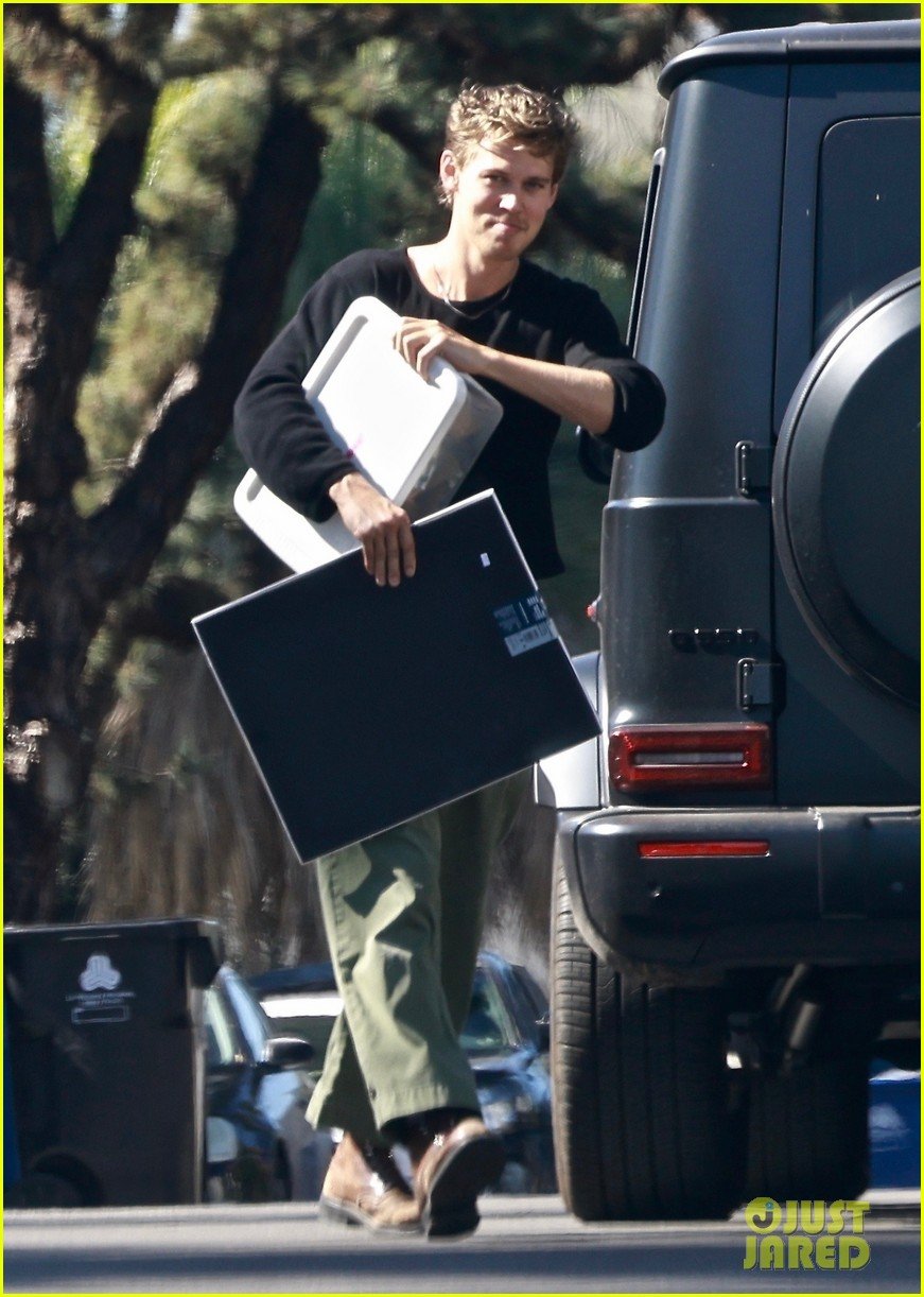 Ashley Tisdale Brings Austin Butler Some Presents During a Day Out in ...
