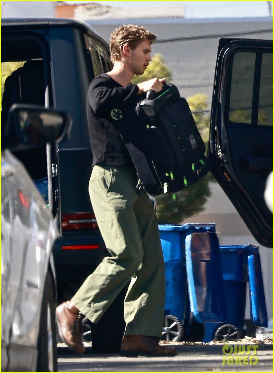 Ashley Tisdale Brings Austin Butler Some Presents During a Day Out in ...