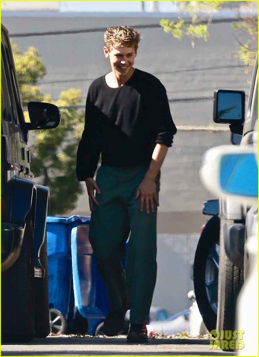 Ashley Tisdale Brings Austin Butler Some Presents During a Day Out in ...