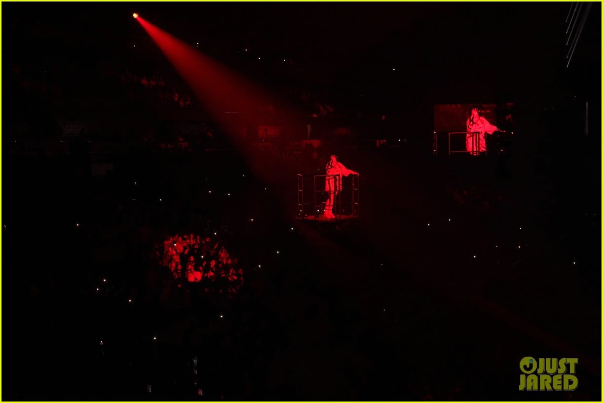 Billie Eilish Kicks Off 2022 Tour - See Photos & the Full Set List ...