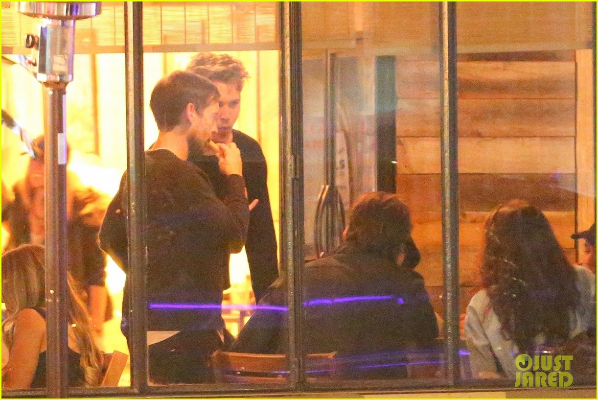 Full Sized Photo of leonardo dicaprio tobey maguire dinner with austin ...