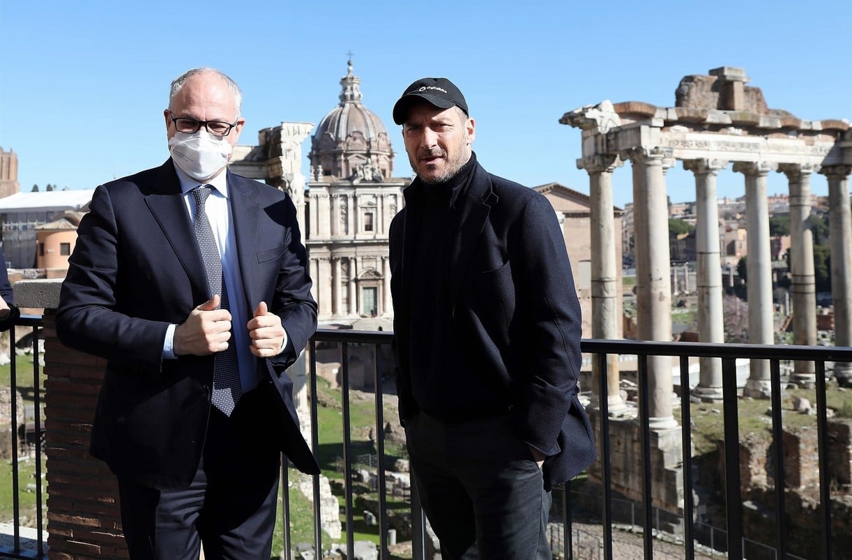 Tom Holland Gets A Private Tour of Rome During 'Uncharted' Promo Tour ...