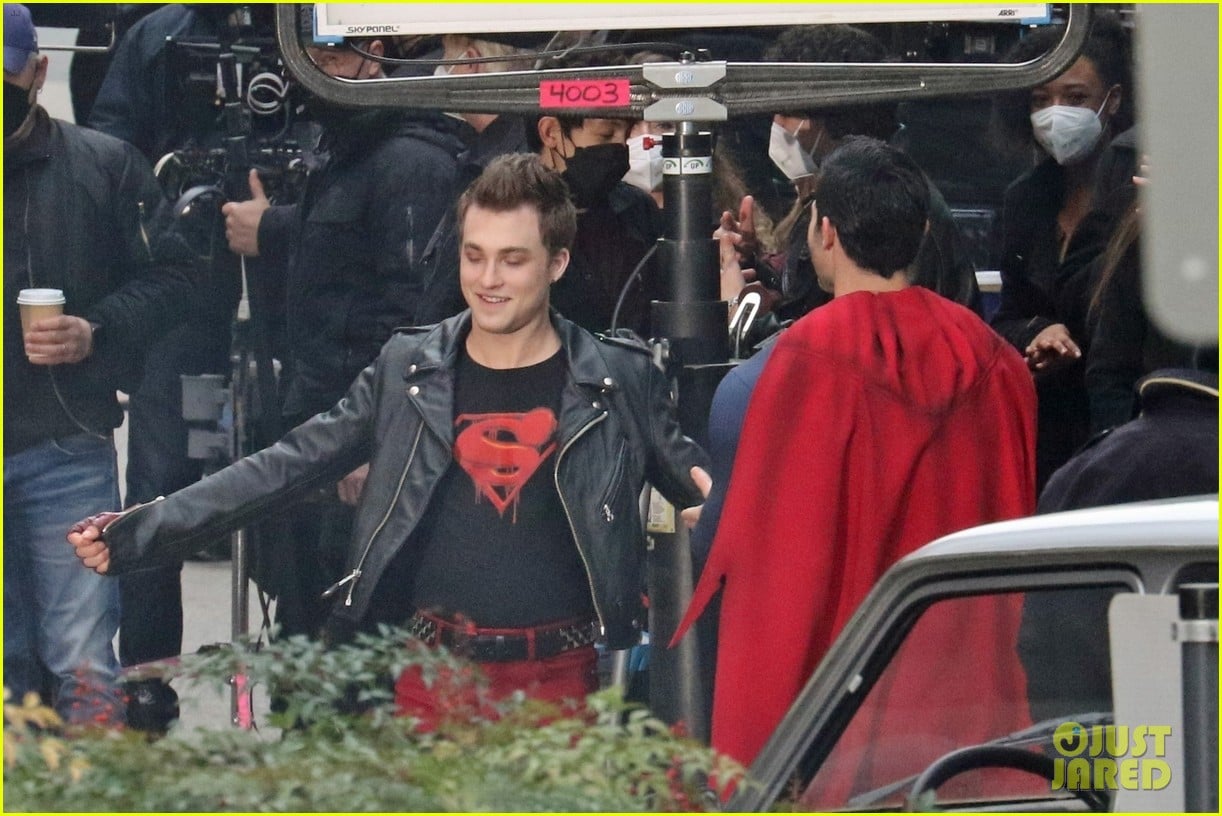 Full Sized Photo of tyler hoechlin films new superman lois scenes after ...