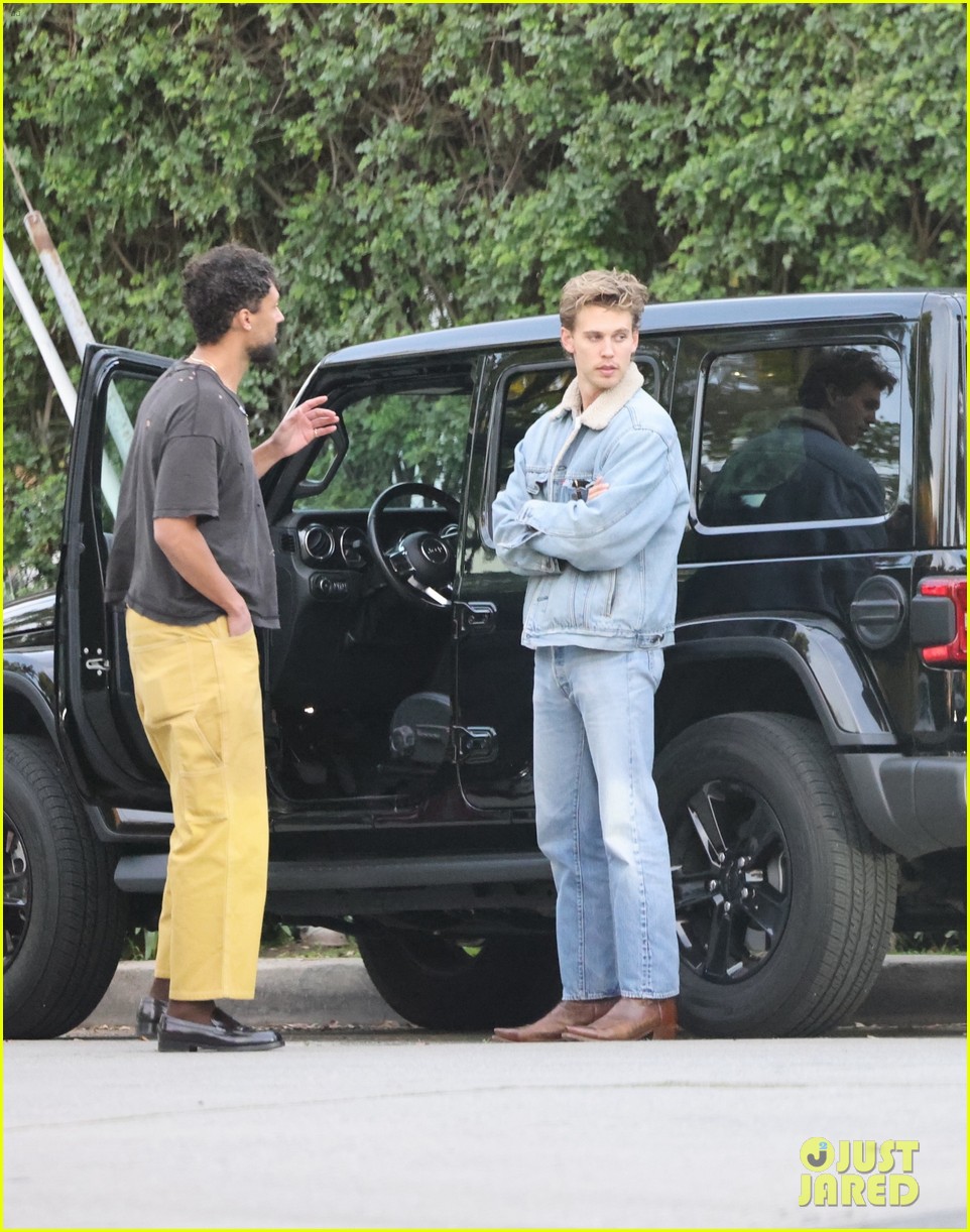 Austin Butler Hugs a Friend While Meeting Up In Los Angeles | Photo ...
