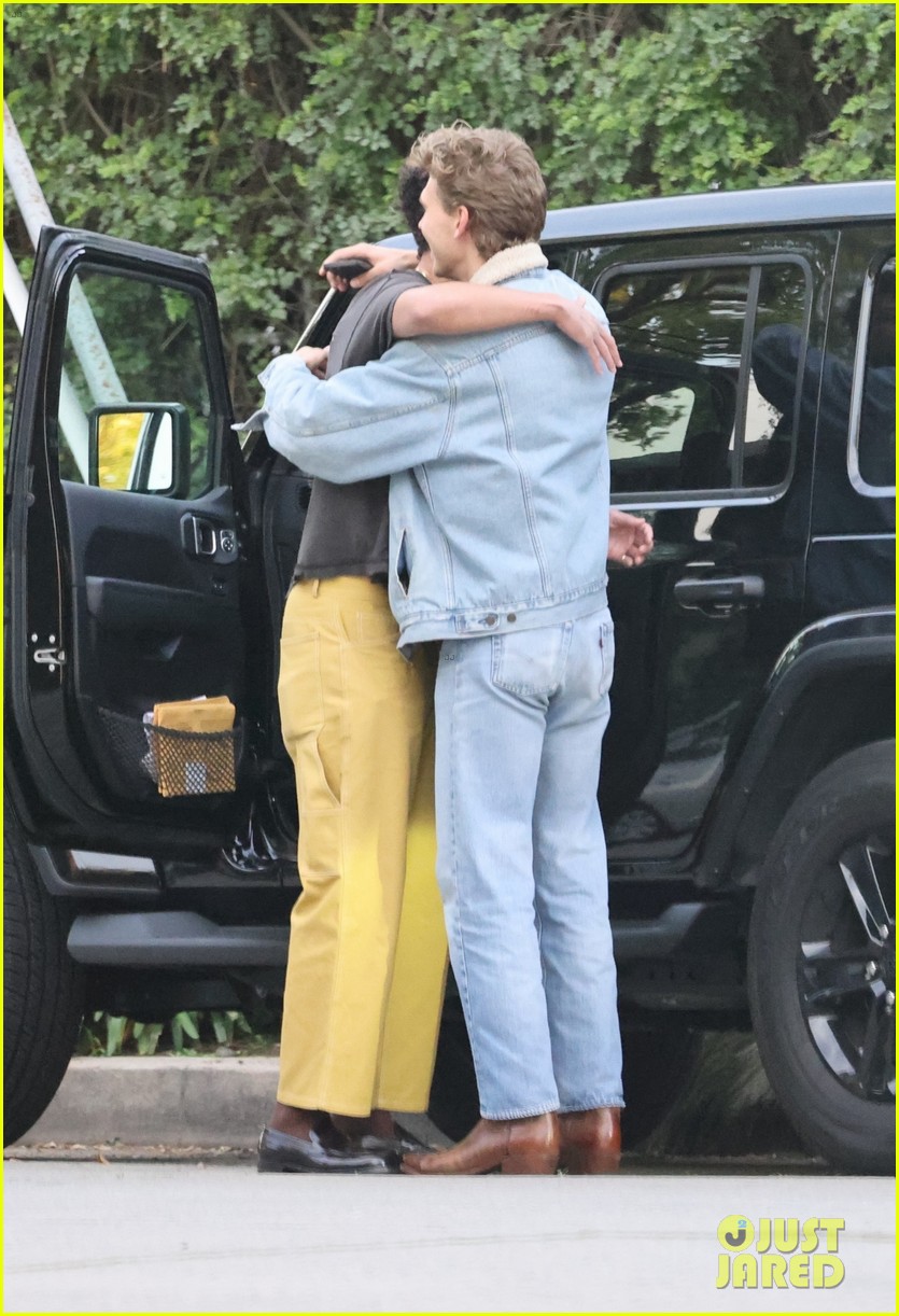 Austin Butler Hugs a Friend While Meeting Up In Los Angeles | Photo ...