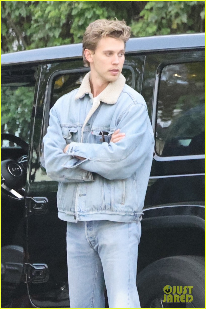 Austin Butler Hugs a Friend While Meeting Up In Los Angeles | Photo ...