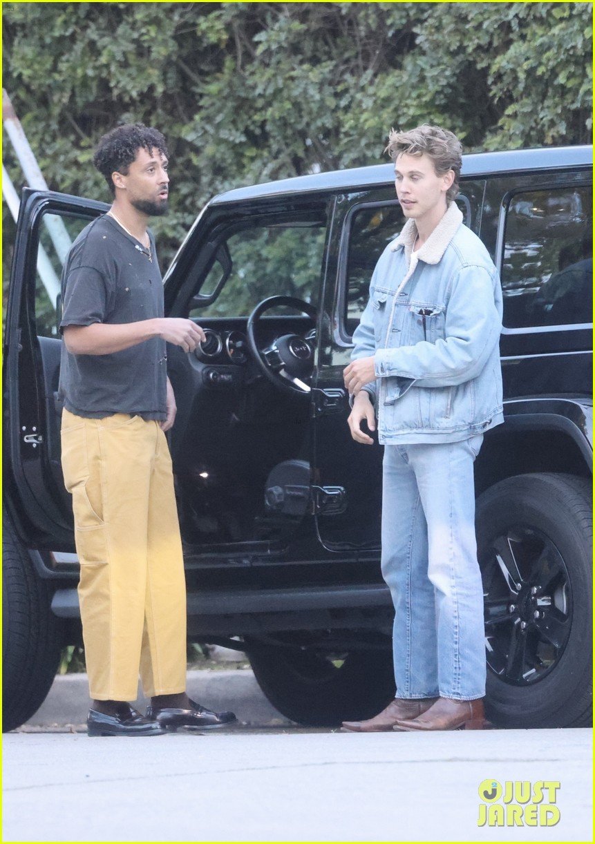 Austin Butler Hugs a Friend While Meeting Up In Los Angeles | Photo ...