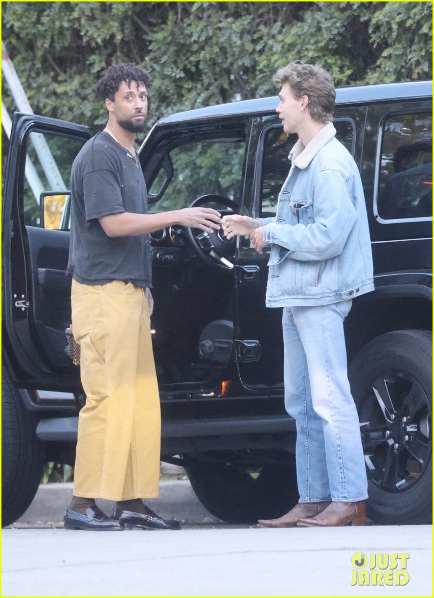 Austin Butler Hugs a Friend While Meeting Up In Los Angeles | Photo ...