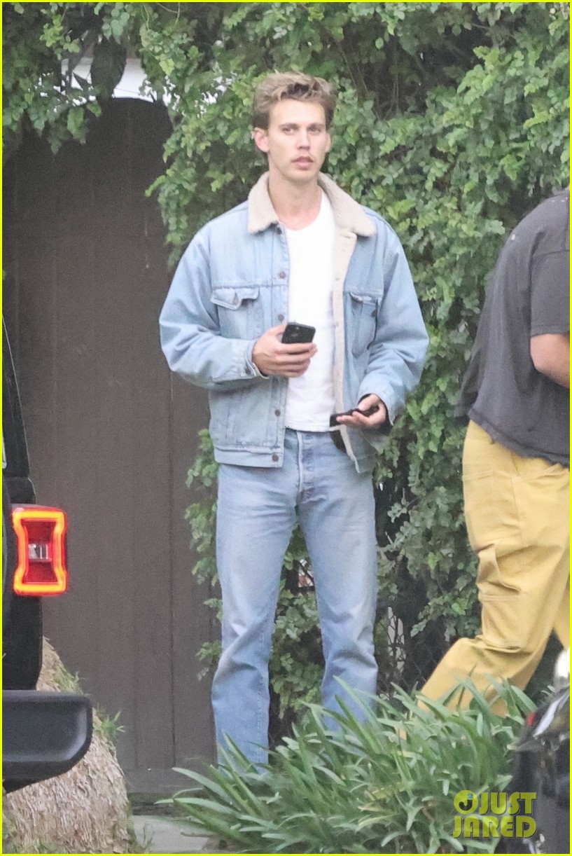 Austin Butler Hugs a Friend While Meeting Up In Los Angeles | Photo ...
