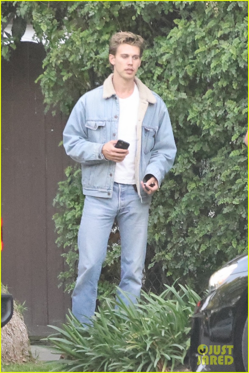 Austin Butler Hugs a Friend While Meeting Up In Los Angeles | Photo ...