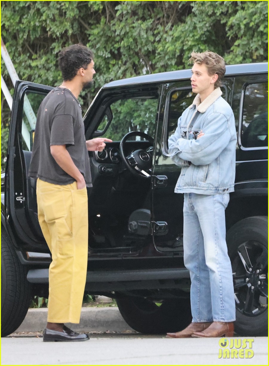 Austin Butler Hugs a Friend While Meeting Up In Los Angeles | Photo ...