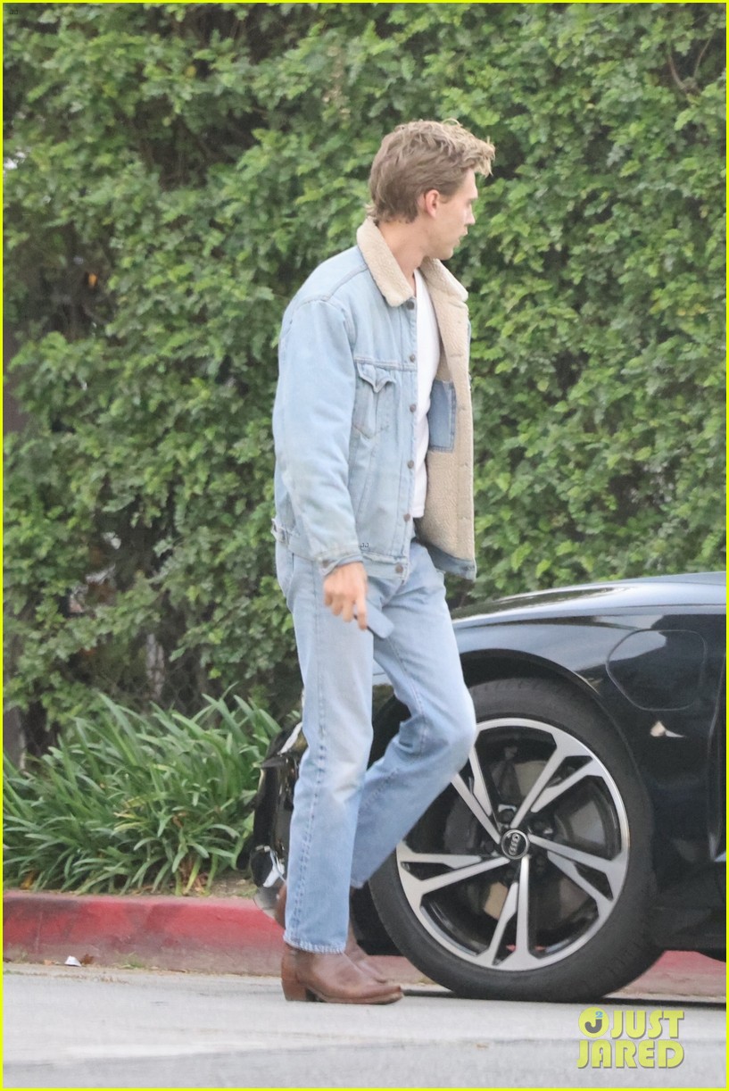 Austin Butler Hugs a Friend While Meeting Up In Los Angeles | Photo ...
