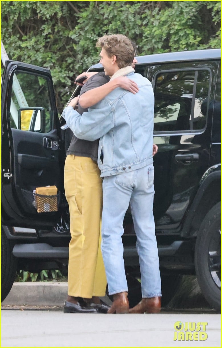 Austin Butler Hugs a Friend While Meeting Up In Los Angeles | Photo ...