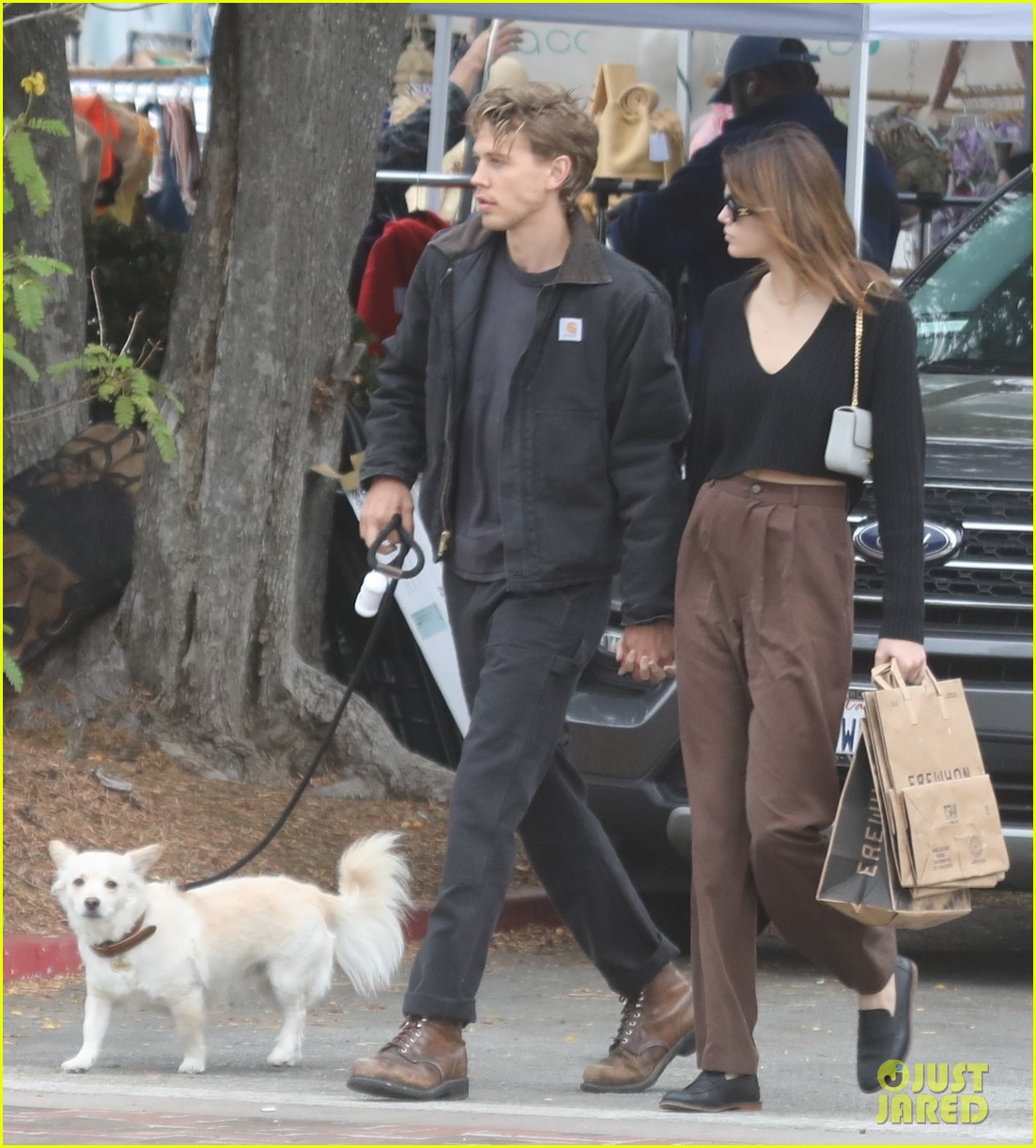 Austin Butler & Girlfriend Kaia Gerber Keep Close While at the Farmer's ...