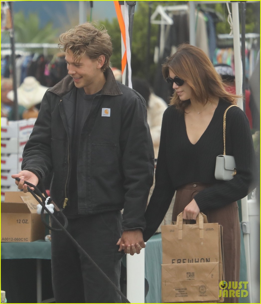 Austin Butler & Girlfriend Kaia Gerber Keep Close While at the Farmer's ...