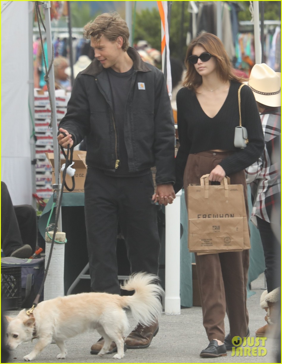 Austin Butler & Girlfriend Kaia Gerber Keep Close While at the Farmer's ...