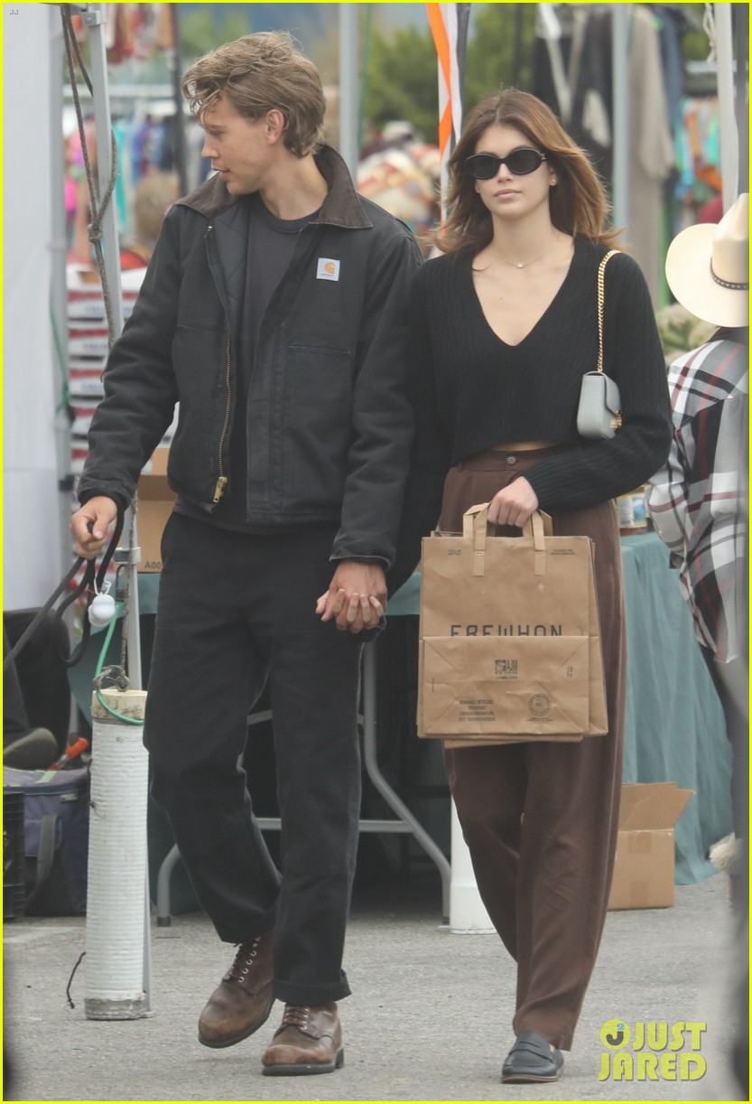 Austin Butler & Girlfriend Kaia Gerber Keep Close While at the Farmer's ...