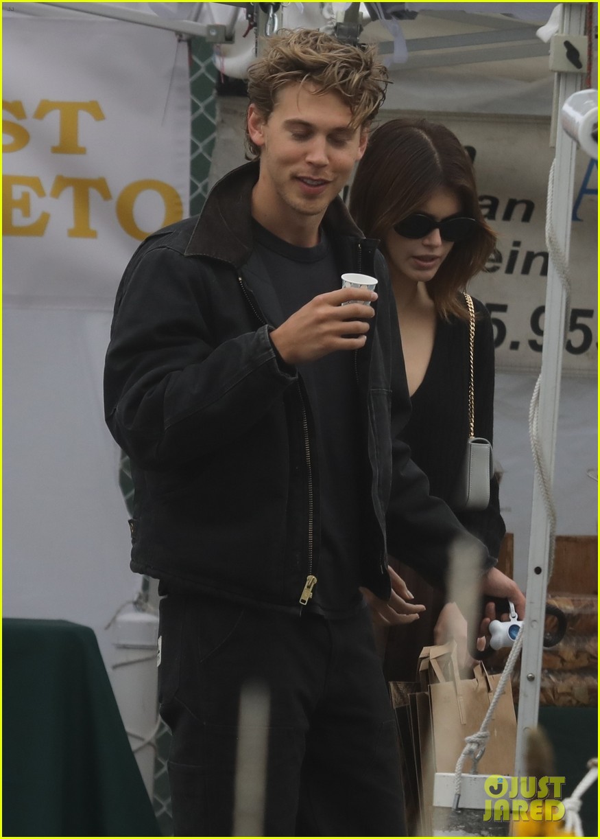 Austin Butler & Girlfriend Kaia Gerber Keep Close While at the Farmer's ...