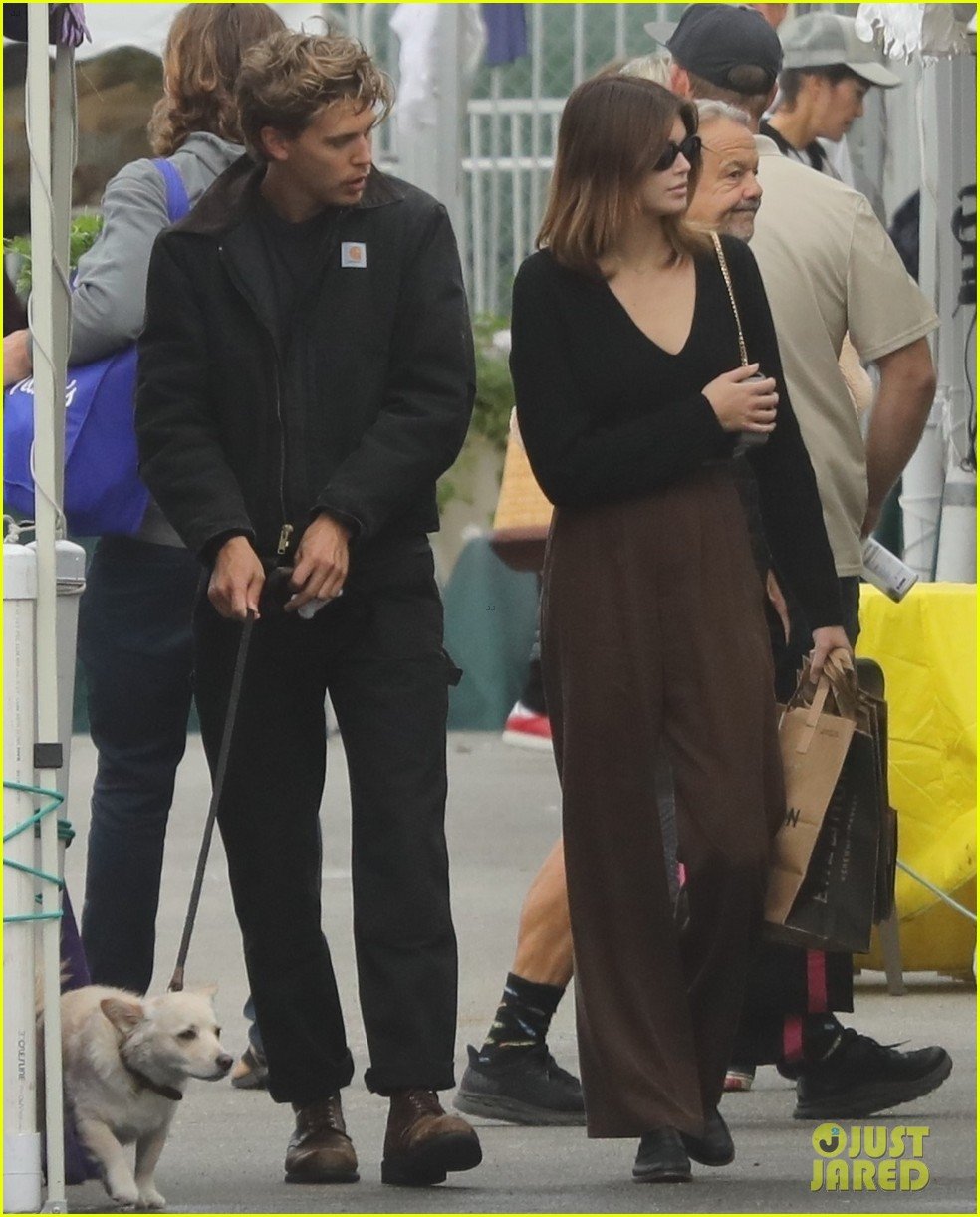 Austin Butler & Girlfriend Kaia Gerber Keep Close While at the Farmer's ...