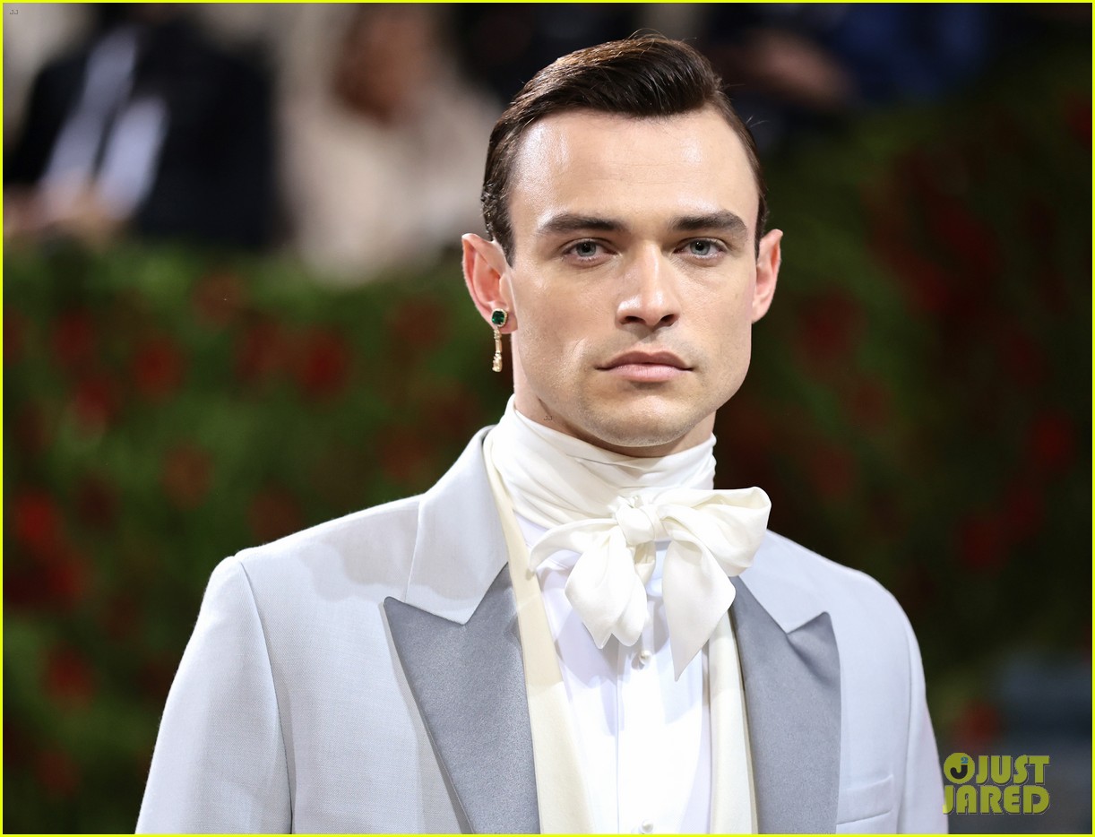 'Gossip Girl' Stars Thomas Doherty & Evan Mock Suit Up For Met Gala ...