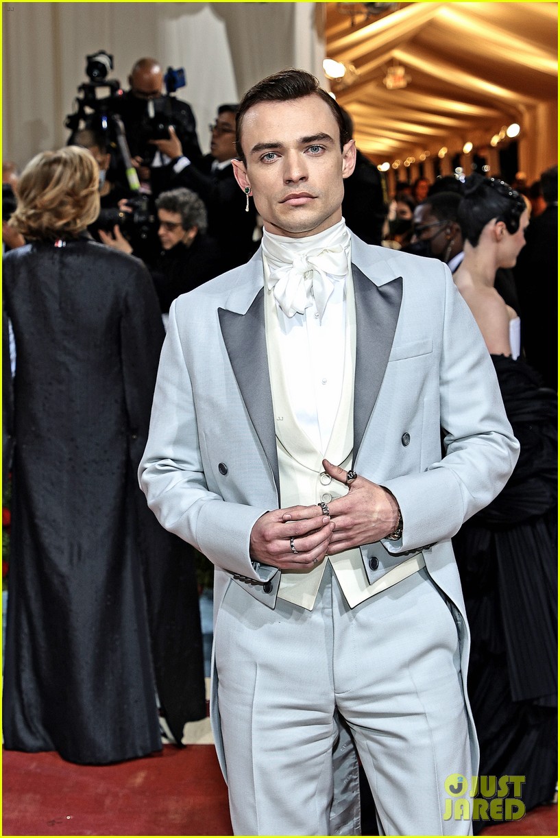 Full Sized Photo Of Thomas Doherty Evan Mock Attend Met Gala 2022 06 Gossip Girl Stars