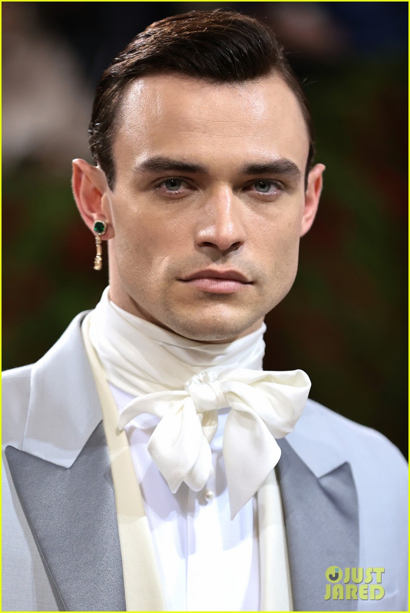 'Gossip Girl' Stars Thomas Doherty & Evan Mock Suit Up For Met Gala ...