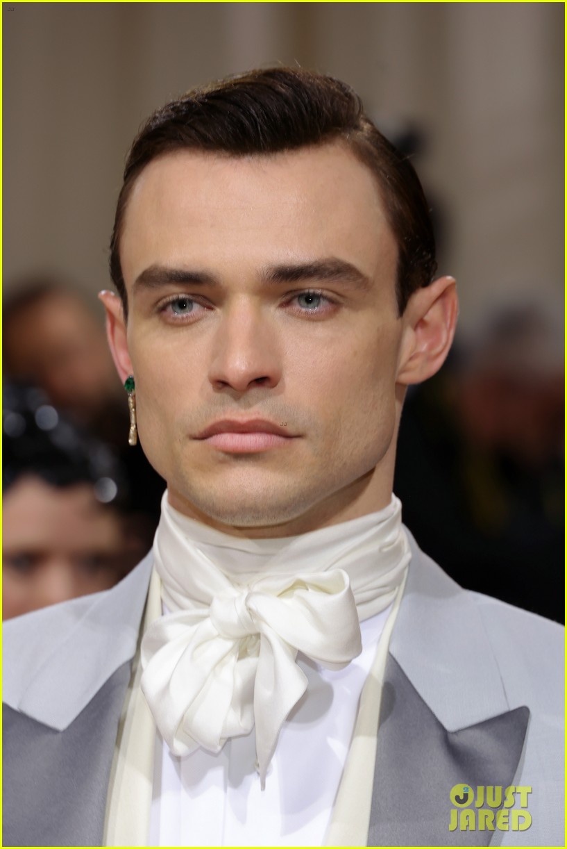 'Gossip Girl' Stars Thomas Doherty & Evan Mock Suit Up For Met Gala ...