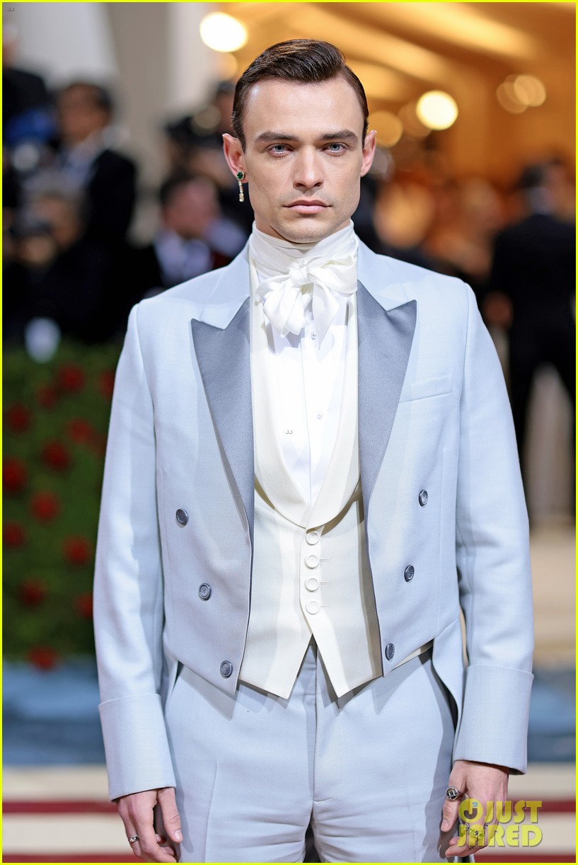 'Gossip Girl' Stars Thomas Doherty & Evan Mock Suit Up For Met Gala ...