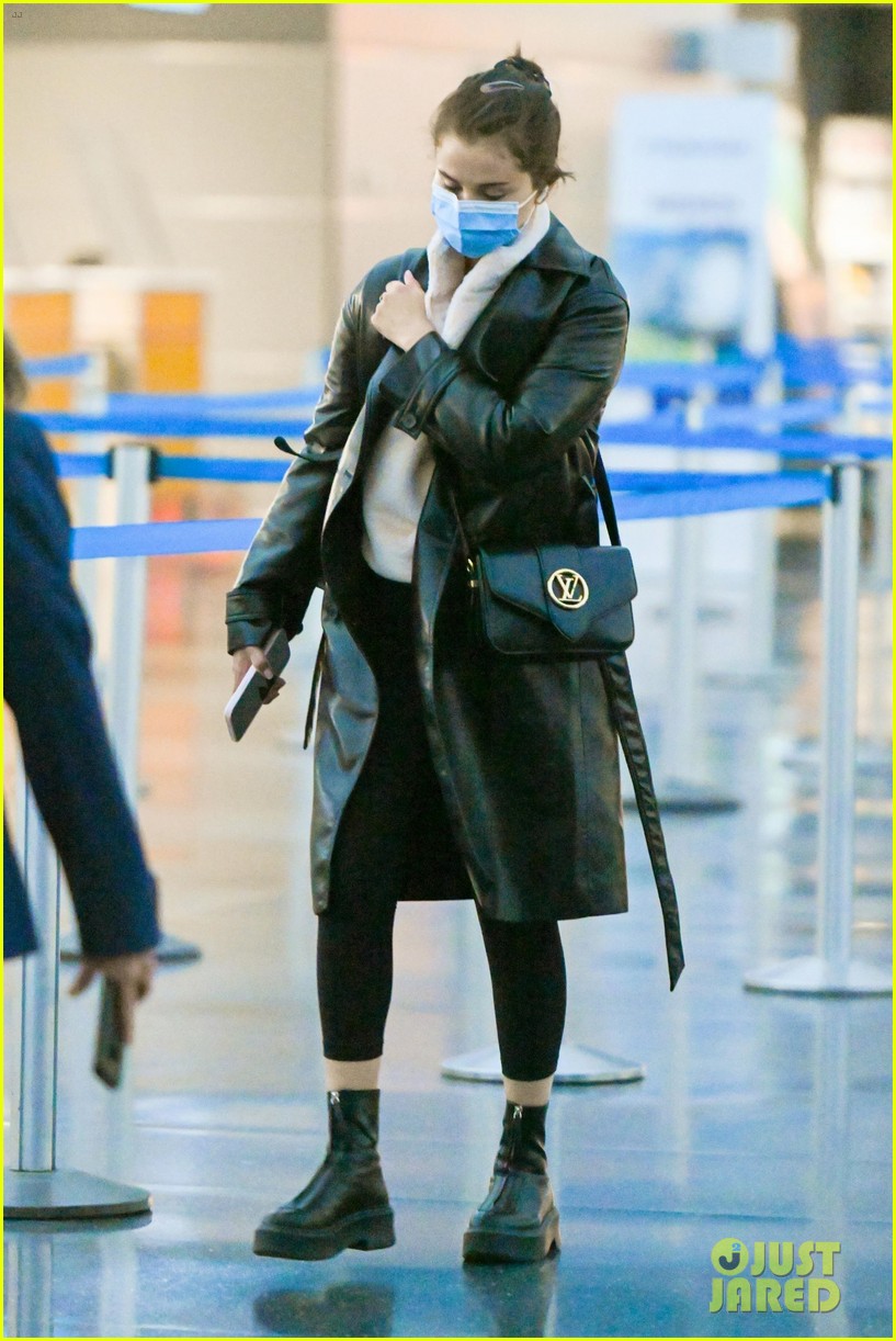 Selena Gomez Lands in NYC to Prepare for Her 'SNL' Hosting Debut ...