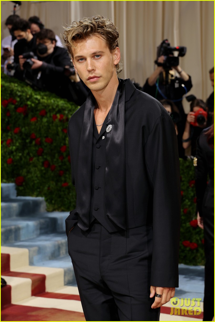 Full Sized Photo of kaia gerber austin butler make red carpet debut as ...