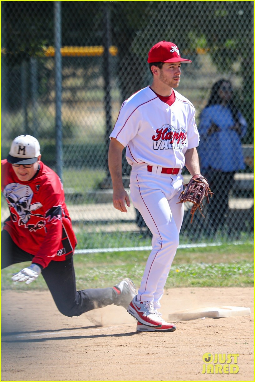 Full Sized Photo of nick jonas gets support from wife priyanka chopra ...