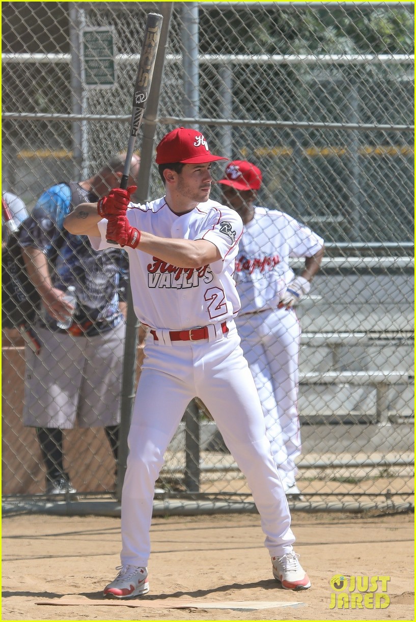 Full Sized Photo of nick jonas gets support from wife priyanka chopra ...