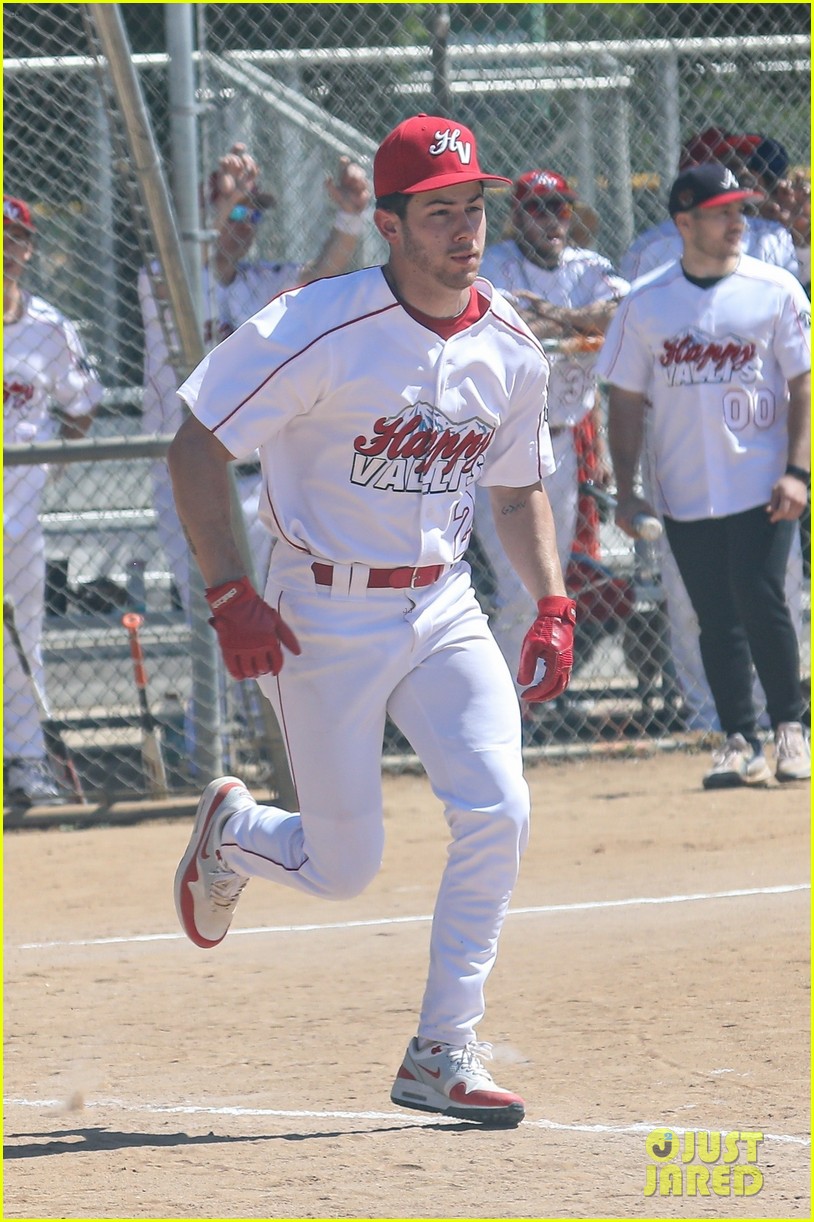 Full Sized Photo of nick jonas gets support from wife priyanka chopra ...