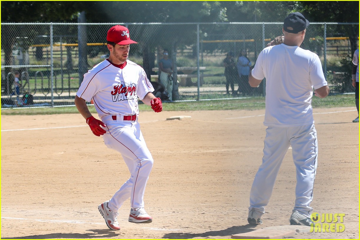 Full Sized Photo of nick jonas gets support from wife priyanka chopra ...