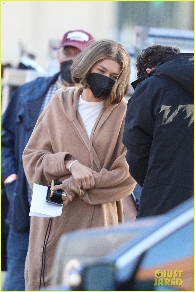 Full Sized Photo of zendaya arrives on set to film challengers outside ...