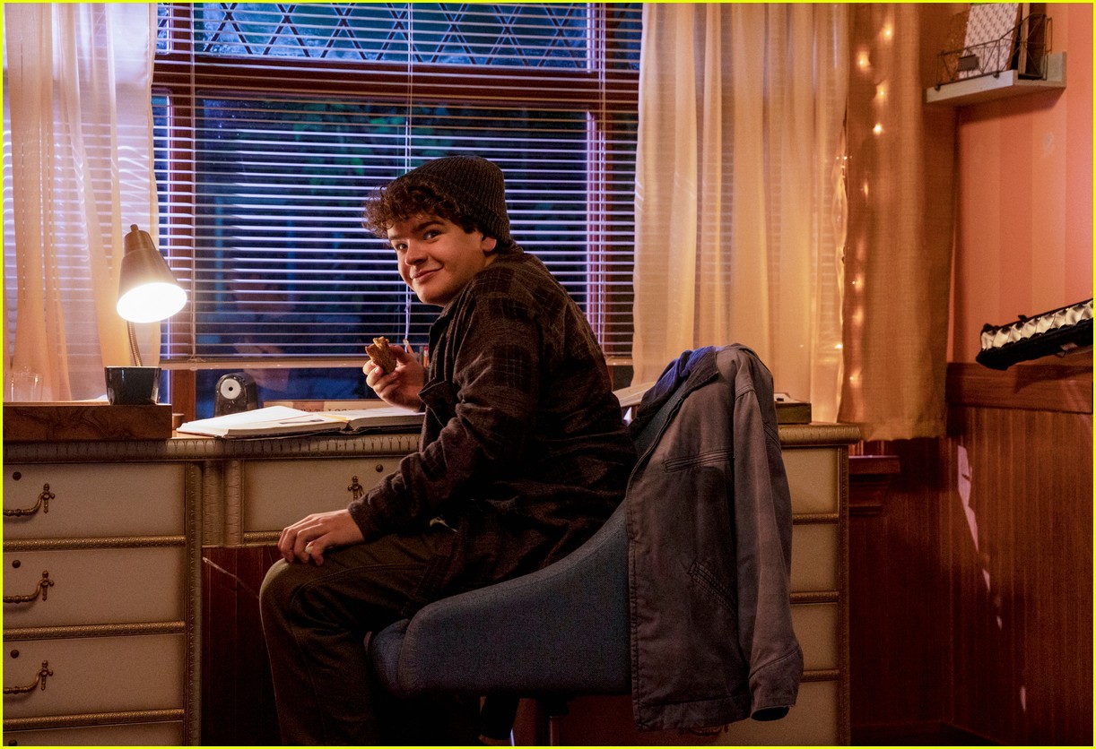 Gaten Matarazzo & Angourie Rice Almost Kiss In 'Honor Society' Trailer ...