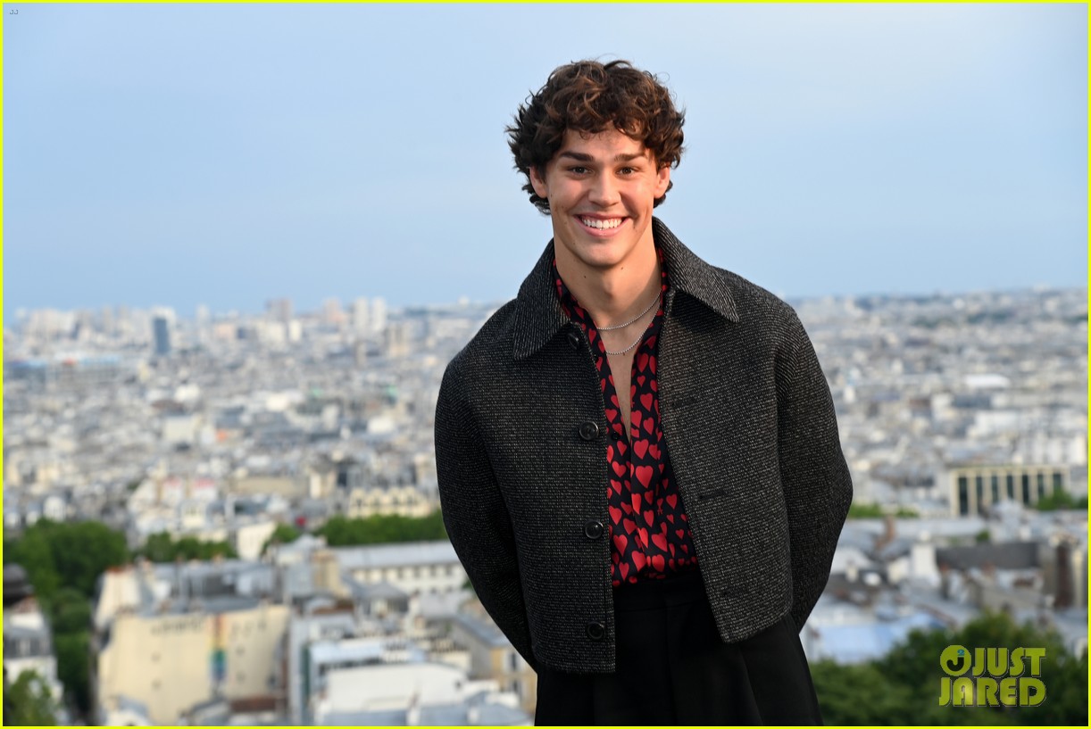 'Heartstopper' Stars Joe Locke & Sebastian Croft Take Over Paris ...