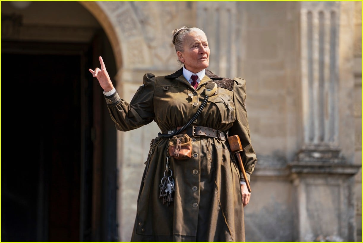 Alisha Weir Brings Matilda to Life In 'Matilda The Musical' First Look ...