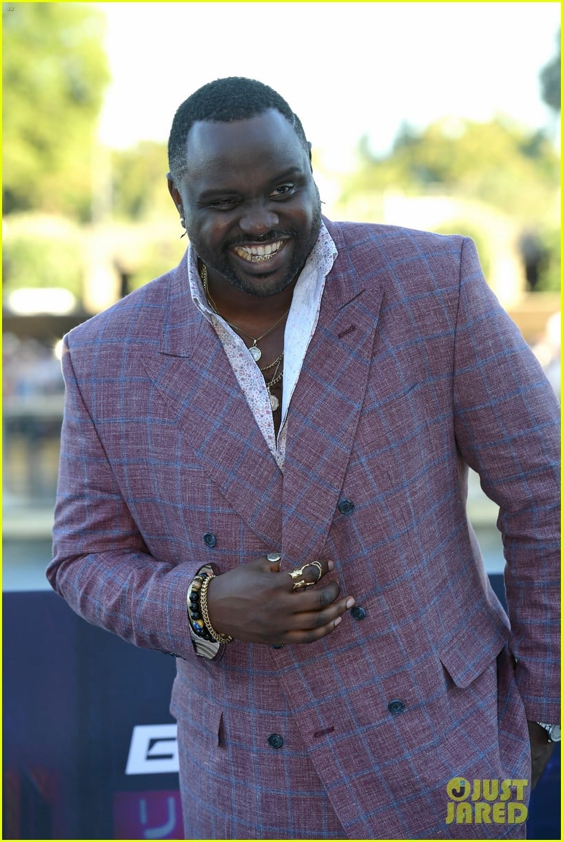 Joey King Serves Up a Daring Look at 'Bullet Train' Paris Photo Call ...