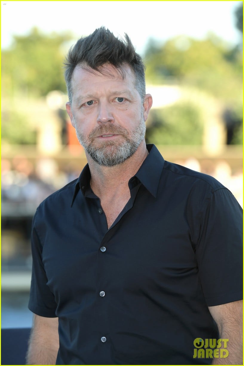 Joey King Serves Up a Daring Look at 'Bullet Train' Paris Photo Call ...