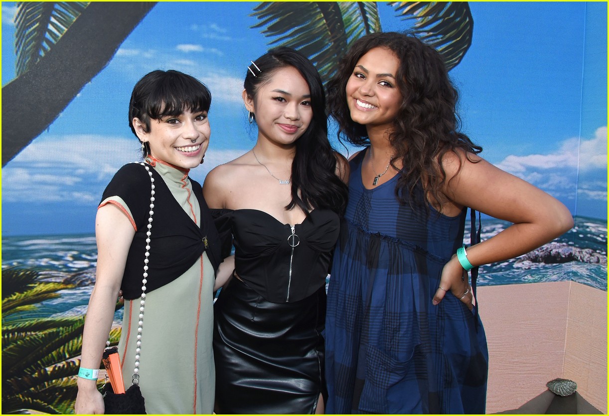 'Are You Afraid of the Dark?: Ghost Island' Stars Snap Cute Selfie at ...