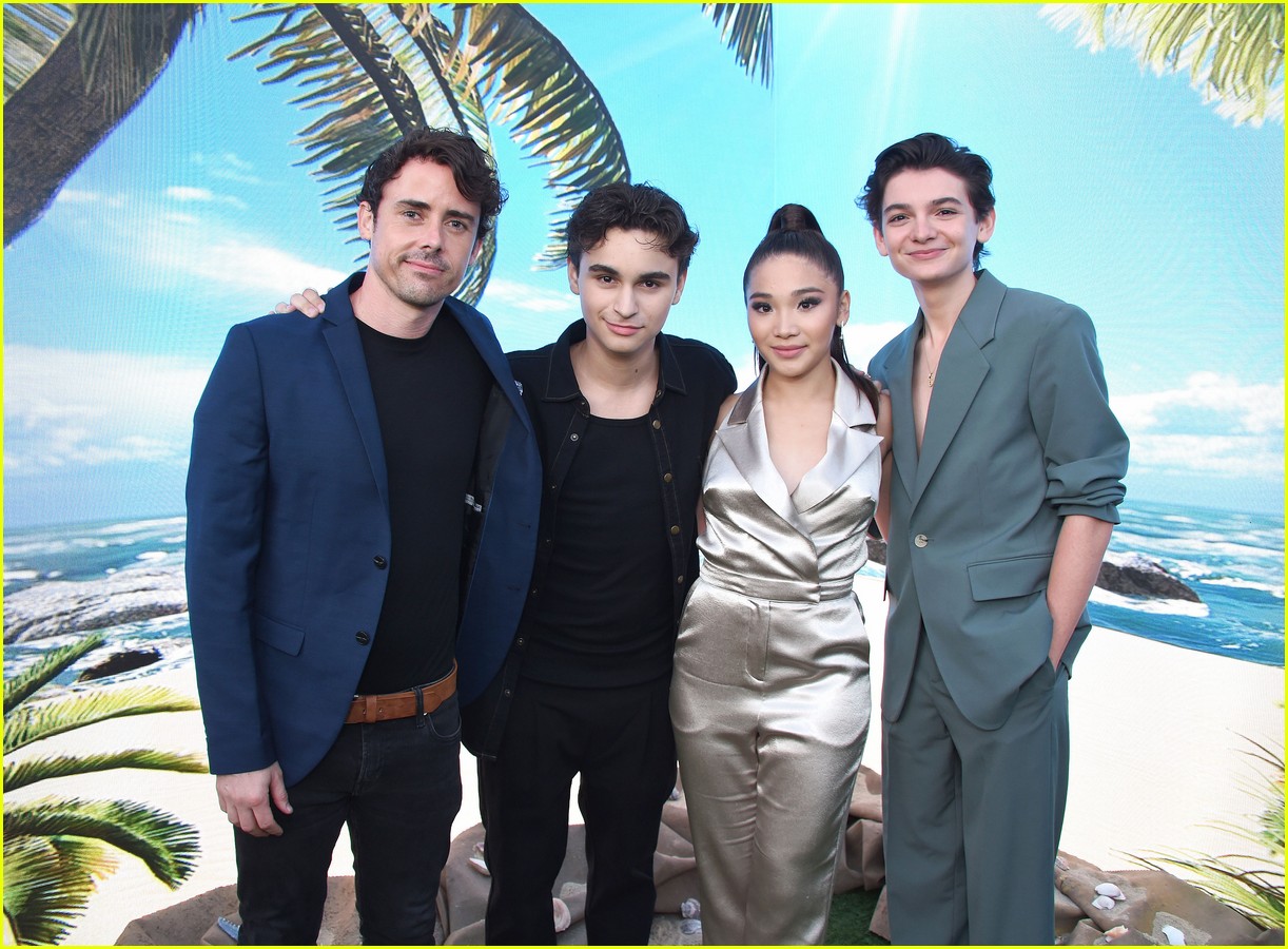 'Are You Afraid of the Dark?: Ghost Island' Stars Snap Cute Selfie at ...