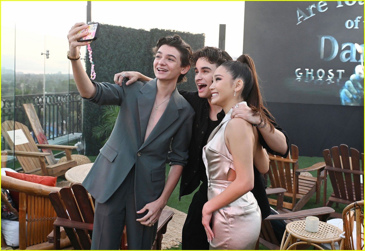 'Are You Afraid of the Dark?: Ghost Island' Stars Snap Cute Selfie at ...