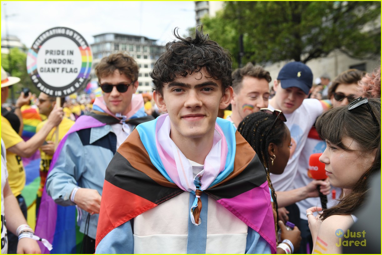 Full Sized Photo of cast of heartstopper walk in the london pride ...