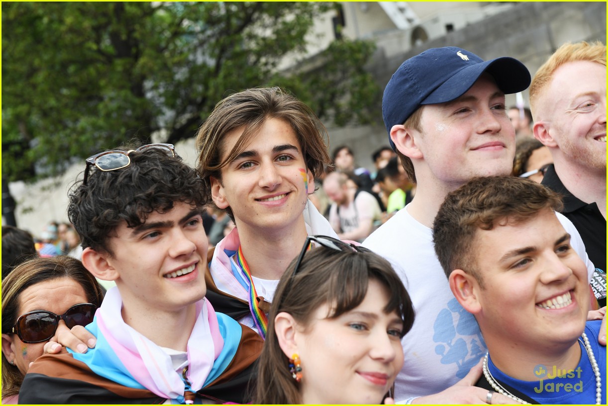 Full Sized Photo of cast of heartstopper walk in the london pride ...