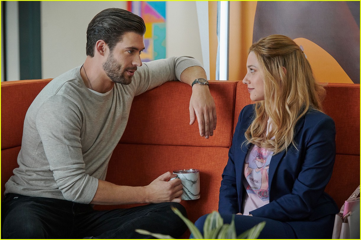 Lili Reinhart Lives 2 Different Lives In 'Look Both Ways' Trailer ... Lili Reinhart Lives 2 Different Lives In 'Look Both Ways' Trailer ...
