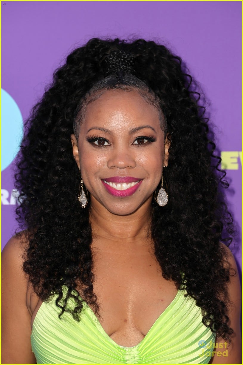 Phoebe Robinson & Co-Stars Premiere New Freeform Series 'Everything's ...