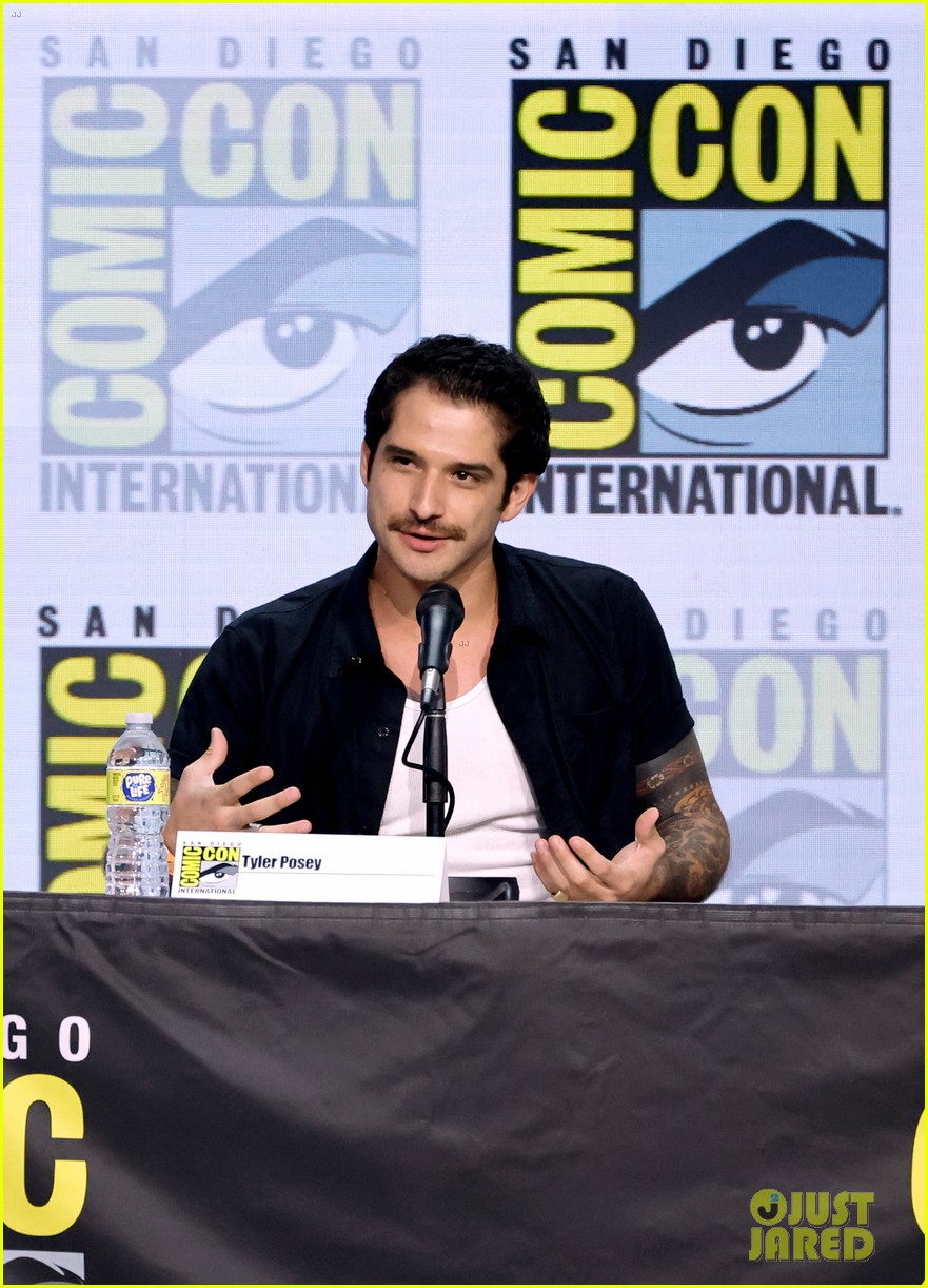 Full Sized Photo of sarah michelle gellar teen wolf comic con 17 ...