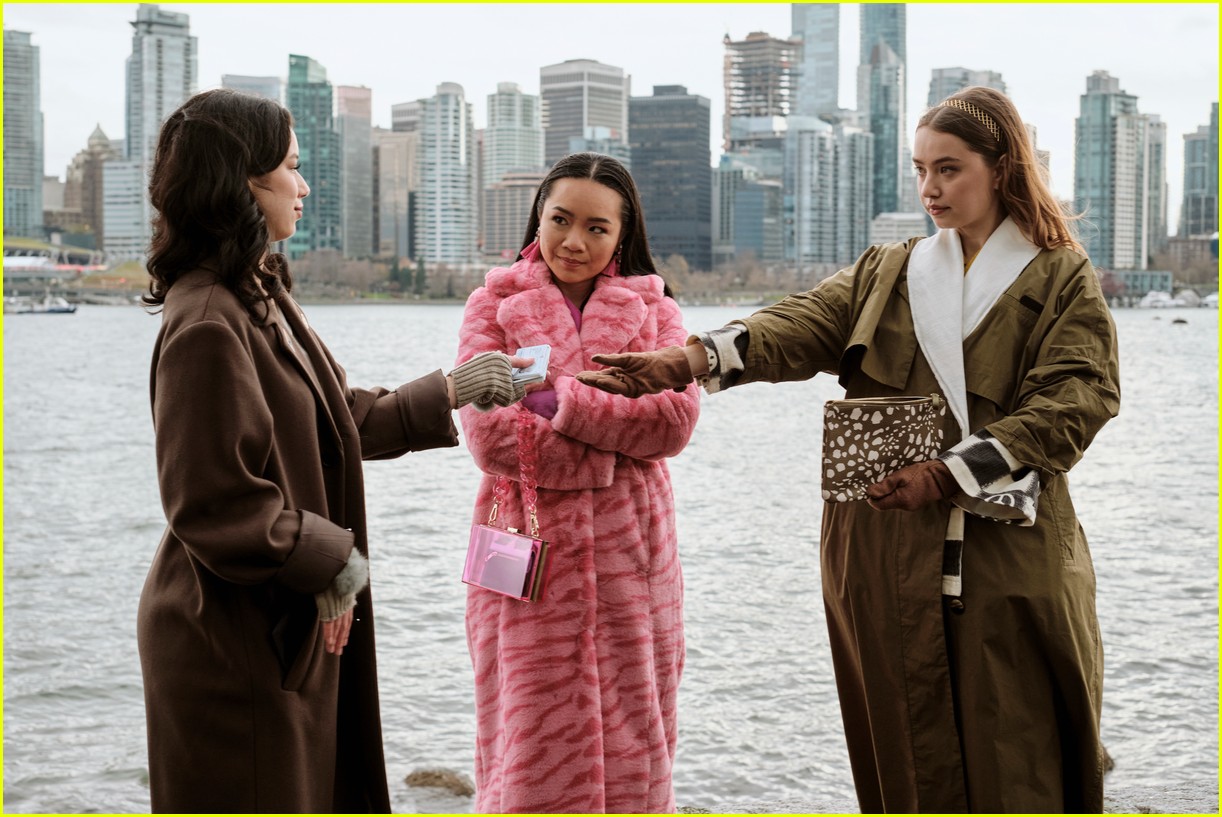 Emilija Baranac & Jennifer Tong Make Fake IDs with Richard Harmon in ...