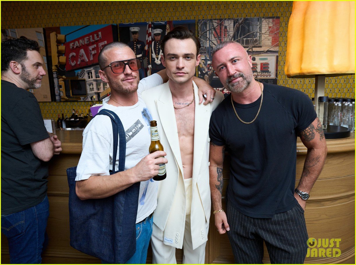 Full Sized Photo of thomas doherty nathalie the invitation premiere 28 ...